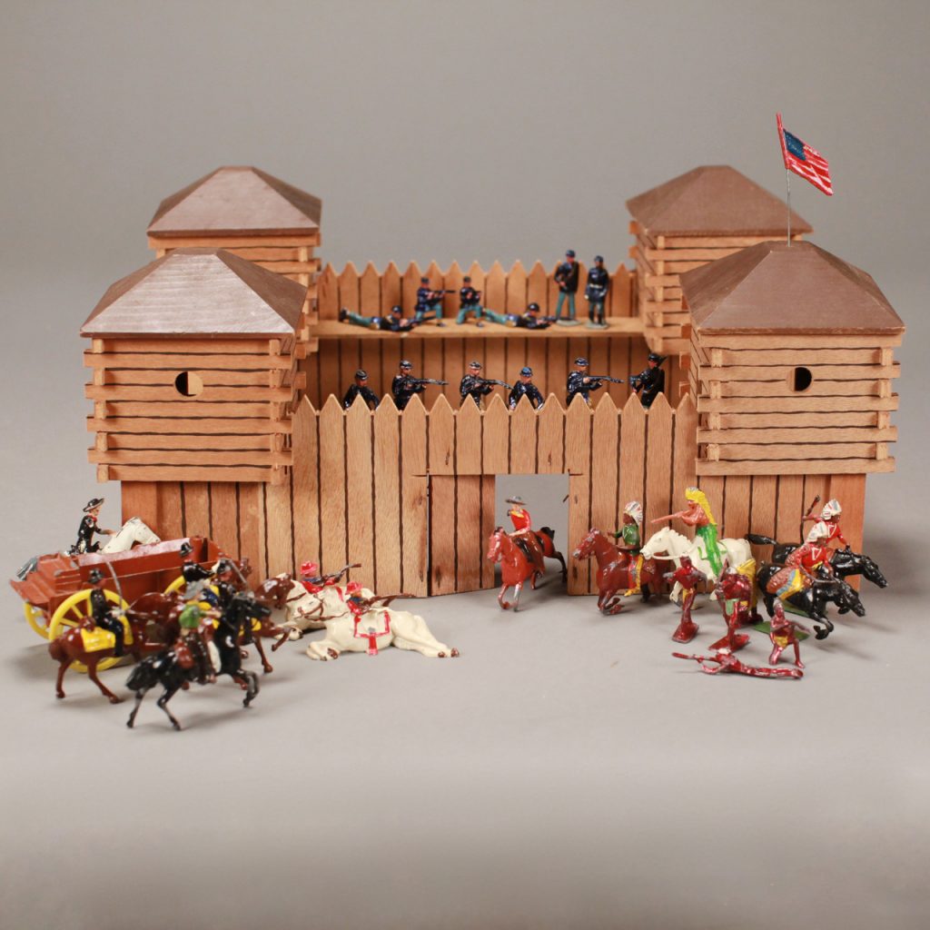 LOT 246 WOOD WESTERN STOCKADE FORT WITH 35 PAINTED METAL SOLDIERS AND ...