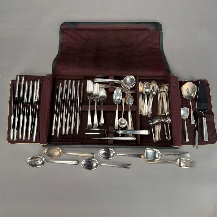 LOT 004 ONE HUNDRED AND SEVENTY-TWO PIECE STERLING SILVER FLATWARE SET ...